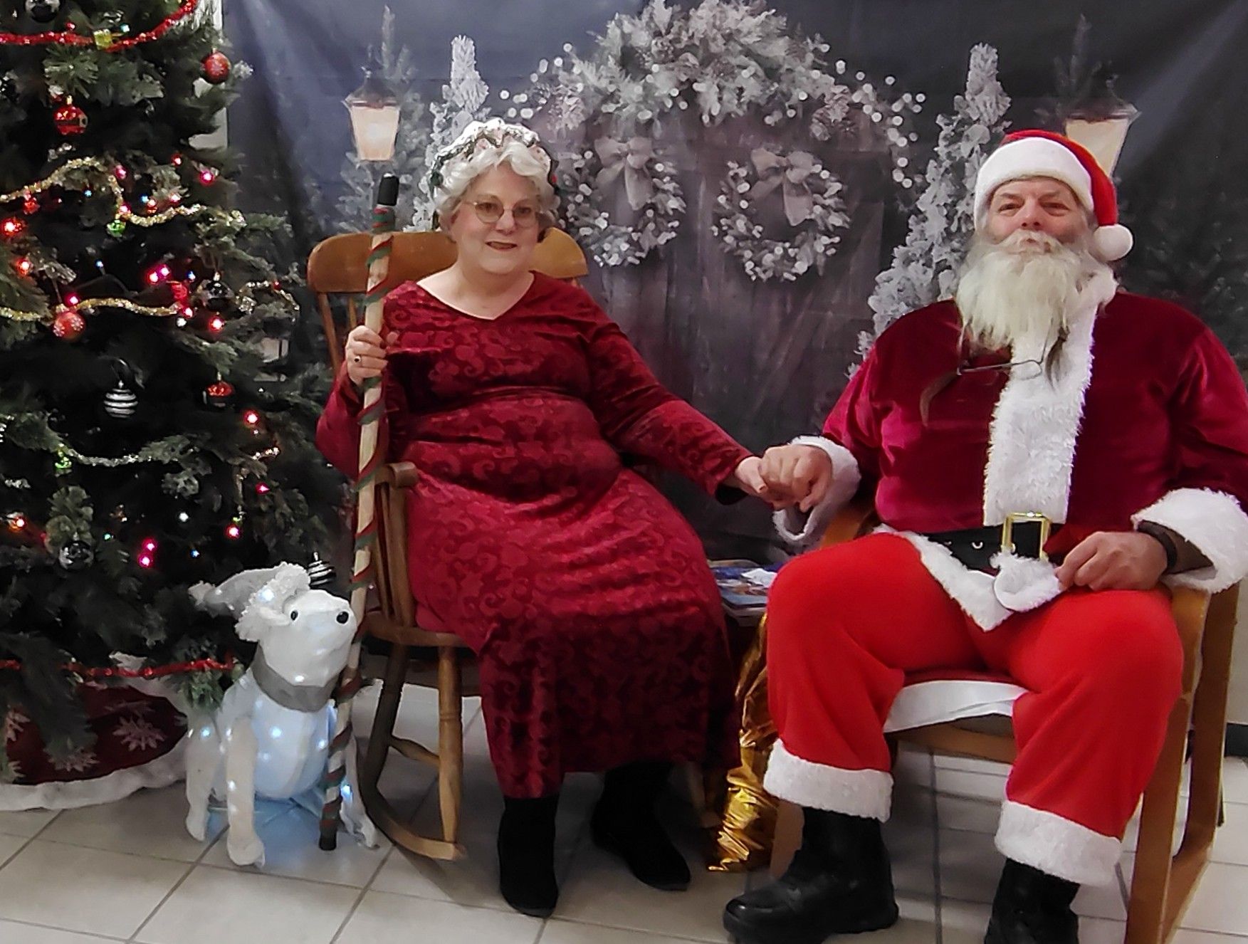 Santa and Mrs. Claus Stop in Deming Before the Big Night | 94.3 The Mix ...
